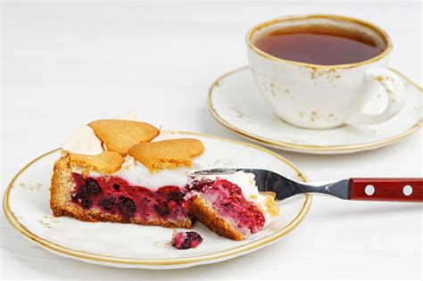 흰색 나무 테이블에 머랭과 쿠키가있는 수제 베리 파이 조각 얕은 초점 0명에 대한 스톡 사진 및 기타 이미지 0명 가정 생활 가정 주방 Istock