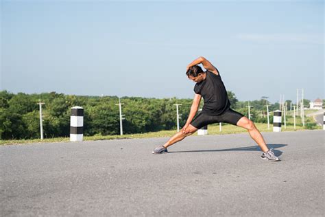 남자 선수는 아침에 실행에 대 한 준비에 다리 근육 스트레칭은 건강 및 피트 니스의 개념 가냘픈에 대한 스톡 사진 및 기타 이미지 가냘픈 건강한 생활방식 남자