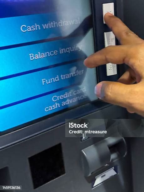 Atm에서 가운데 손가락으로 버튼을 누르는 인식할 수 없는 사람의 전체 프레임 이미지 현금 인출기에서 현금 인출을 선택 전경에 초점 현금 자동 입출금기에 대한 스톡 사진 및