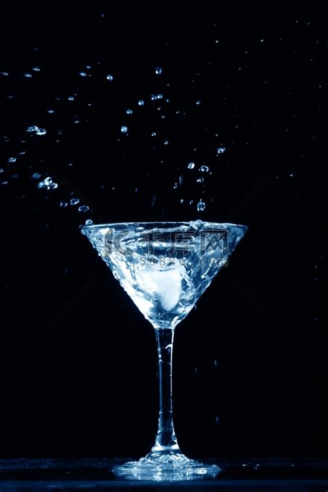 酒精溅在黑色背景上酒杯鸡尾酒杯高清摄影大图 千库网