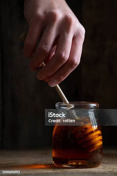 꿀 케이크 꿀 항아리 꿀 숟가락으로 손을 숟가락에서 꿀 물방울 0명에 대한 스톡 사진 및 기타 이미지 0명 고풍스런 골동품 Istock