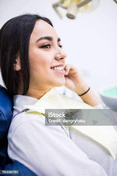 젊은 여성 환자 방문 치과 의사 사무실 치과의 자에 앉아 건강 한 직선 하얀 치아와 아름 다운 웃는 여자 치과 구강 의학 건강관리와 의술에 대한 스톡 사진 및 기타 이미지