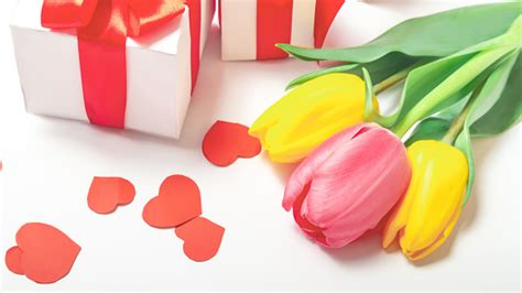 신선한 튤립 꽃다발과 흰색 배경에 빨간 리본이 달린 포장 된 선물 몇 개 맨 위 보기입니다 플랫 컴포지션 어머니의 날 생일 발렌타인 데이 0명에 대한 스톡 사진 및 기타