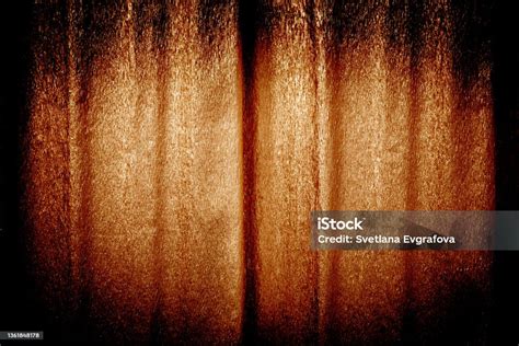 추상적 인 어두운 검은 색 무서운 빨간 금색 배경과 복사 공간이있는 그라데이션이있는 질감이있는 표면이있는 피 묻은 불타는 그늘 우울한 신비한 화재 공포 템플릿 밤 하루