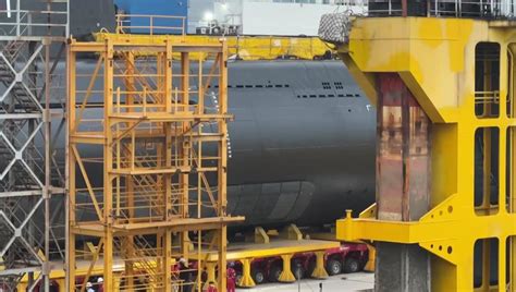 首國造潛艦海鯤號泊港測試 船體全貌曝光！