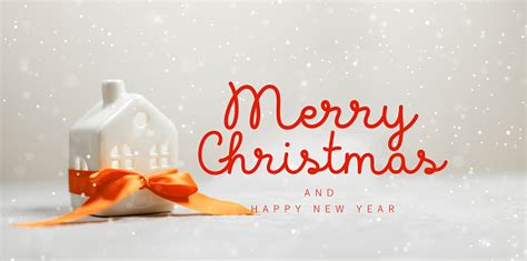 2022 메리 크리스마스와 아름다운 흰색 배경에 빨간 새틴 리본에 싸여 작은 장난감 모델 하우스와 행복한 새해 수평 배너 12월에 대한 스톡 사진 및 기타 이미지 Istock