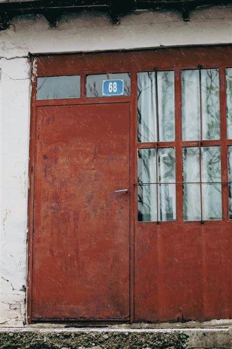 집 밖의 건축 골동품 구조 기이 한 날 것 낡은 농가 늙은 디테일 따뜻한 음색 러스틱 마을 집 목조 문 미니멀리스트 번호 68 번호판 벽돌
