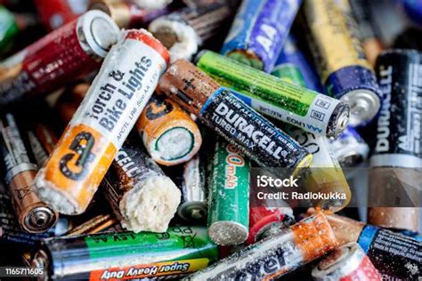 폐기물 오래된 충전식 축전지 및 쓰레기 알칼리성 배터리에 사용되는 배터리 O 0명에 대한 스톡 사진 및 기타 이미지 0명 Duracell 개념 Istock