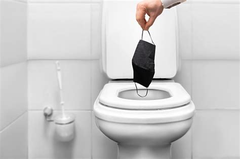 검역 및 전염병의 끝 남자의 손이 코로나바이러스에 대한 보호 의료 마스크를 화장실에 던져 건강관리와 의술에 대한 스톡 사진 및 기타 이미지 건강관리와 의술 공기 오염