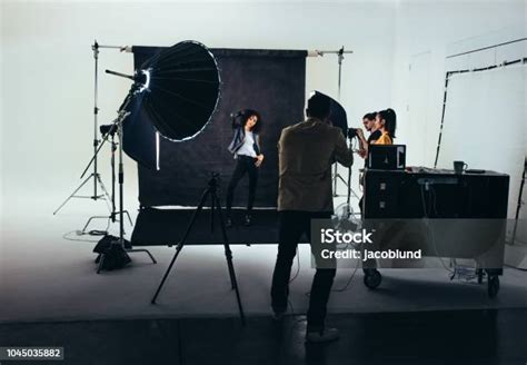스튜디오에서 사진 촬영 하는 동안 그의 선원 들과 사진 작가 스튜디오에 대한 스톡 사진 및 기타 이미지 스튜디오 스튜디오 촬영 사진 이미지 Istock