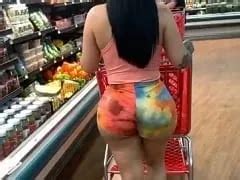Moreninha Deliciosa No Supermercado Fazendo Compras De Shortinho