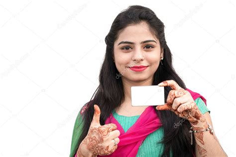 Mujer india joven sosteniendo cajero automático o tarjeta de visita con espacio para copiar