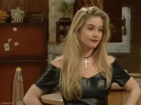 Kelly Bundy Shrugs Kelly Bundy Shrugs Idk Temukan Bagikan