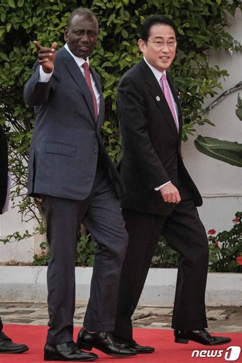 나란히 걷는 기시다 日 총리와 루토 케냐 대통령 네이트 뉴스