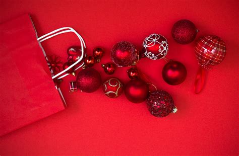 크리스마스 또는 새해 플랫 누워 종이 봉투에서 붉은 장식 빨간색 배경입니다 12월에 대한 스톡 사진 및 기타 이미지 12월