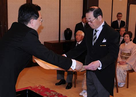 長年の功績たたえ 春の叙勲 受章者に知事が伝達岩手Iwanichi Online 岩手日日新聞社