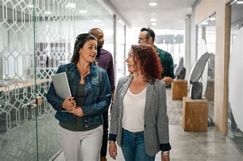 다양한 비즈니스 팀이 회의에 걸어 말하는 길을 이끄는 여자 걷기에 대한 스톡 사진 및 기타 이미지 걷기 사무실 사람들 Istock