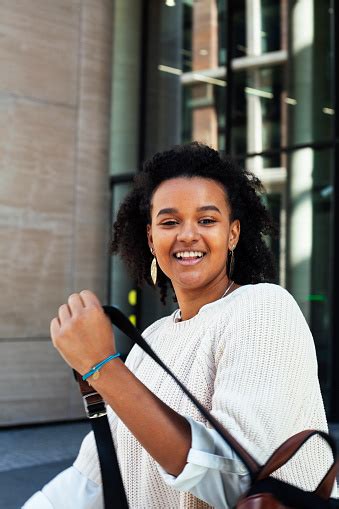 젊은 예쁜 아프리카 소녀 포즈 명랑 한 에 도시 배경 라이프 스타일 야외 사람들 개념 거리에 대한 스톡 사진 및 기타 이미지 거리 긍정적인 감정 표현 데님 Istock