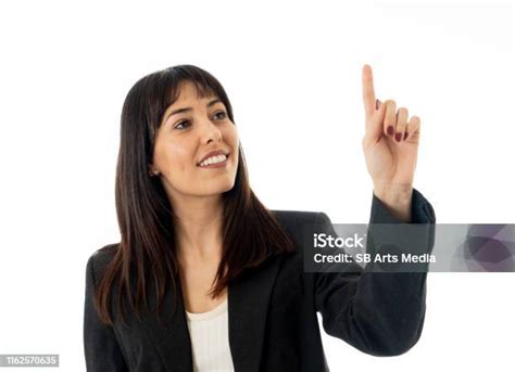 젊은 예쁜 사업가 서 서 가상 화면 바탕 화면에서 작업으로 복사 공간을 가리키는 자신감과 성공을 느끼고 미소 사람 비즈니스 교육 성공과 새로운 기술 개념에서 경영자에 대한