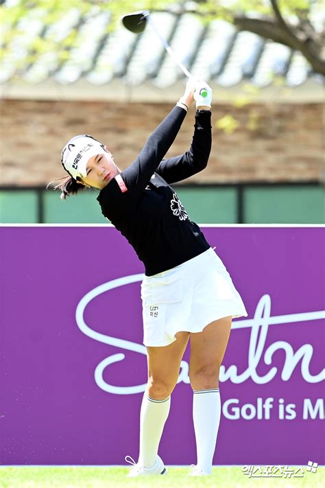 박현경 야무지게 스윙[포토]