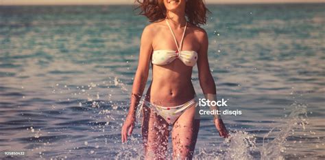 긴 머리를 가진 아름 다운 젊은 여자 바다 해변 물 밝아진 실행 됩니다 행복 기쁨 휴가 및 여행 개념 관능에 대한 스톡 사진 및 기타 이미지 Istock