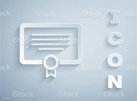 회색 배경에서 격리된 용지 절단 인증서 템플릿 아이콘입니다 성취 수상 학위 보조금 졸업장 비즈니스 성공 인증서 종이 아트 스타일