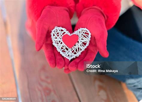 나무 배경에 빨간 장갑에 여자 손에 흰색 등나무 심장에 작은 빨간 마음 발렌타인 데이 겨울 컨셉 인사말 또는 초대 장 텍스트공간을 복사합니다 2월에 대한 스톡 사진 및 기타