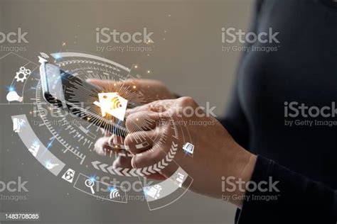 현대 거실에서 스마트 홈 앱으로 휴대 전화에 스마트 폰을 사용하는 여자 손 20 24세에 대한 스톡 사진 및 기타 이미지 20 24세 가정 생활 가정의 방 Istock