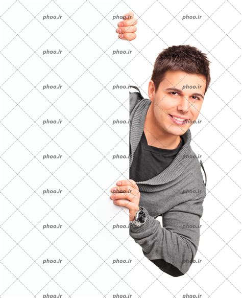 عکس با کیفیت مرد خوش تیپ در کنار تابلوی سفید خالی عکس با کیفیت و تصاویر استوک حرفه ای