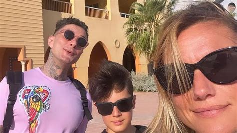 أحمد الفيشاوي في فيديو طريف مع ابنه تيتوس ووالدته الألمانية الوطن