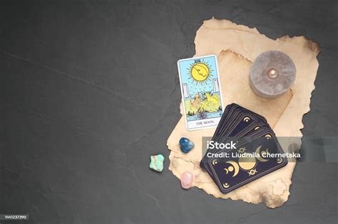 검은 테이블에 다른 타로 카드 양초 및 보석이 있는 달 평평한 누워 텍스트를 위한 공간 타로 카드에 대한 스톡 사진 및 기타