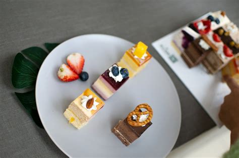 흰색 세라믹 접시에 딸기와 갈색 흰색 빵 사진 Unsplash의 무료 디저트 이미지