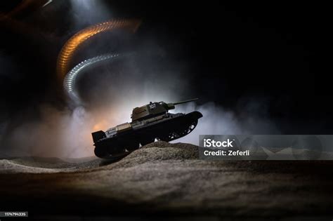 전쟁 개념 군사 실루엣 전쟁 안개 하늘 배경에 장면 싸움 밤에 흐린 스카이 라인 아래 장갑 차량의 실루엣 공격 장면 탱크 전투