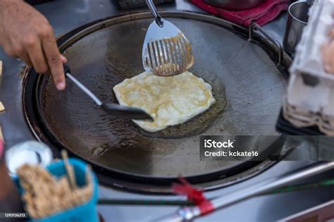 로티 메이킹 로티 스레쉬 밀가루로 로티 메이커에 오일 인도 전통 길거리 음식 태국 팬케이크 바나나와 계란 태국 길거리 음식과 디저트 로티 스낵 만들기 거리에 대한 스톡 사진