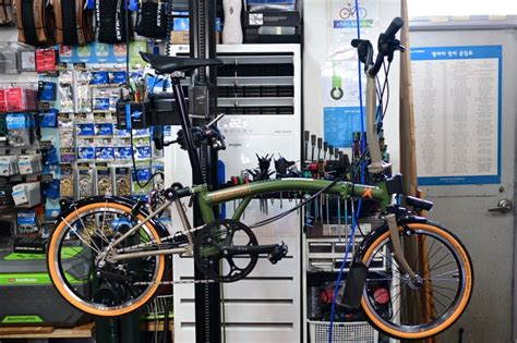 전라도브롬톤 브롬톤 베어그릴스 에디션 라이트 후미등 퀵스탠드 정품 쿼드락 마운트 장착 전북 브롬톤 옵션 전문점 전라도 브롬톤 정식대리점 전주 바이크박스인후점