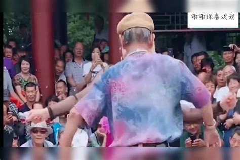 80岁大爷和美女跳广场舞，舞姿妖娆，气质这块拿捏的死死的