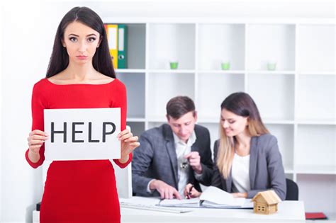 매력적인 슬 프 고 절망적 인 비즈니스 여자 도움말 기호를 들고 사무실 노트북 컴퓨터 책상에 스트레스를 겪고 걱정하는에 대한 스톡 사진 및 기타 이미지 Istock