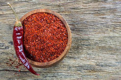 나무 소박한 배경에 그릇에 빨간 말린 뜨거운 칠리 고추와 칠리 플레이크 또는 분말 건강한 터키 향신료 건조한에 대한 스톡 사진 및 기타 이미지 Istock