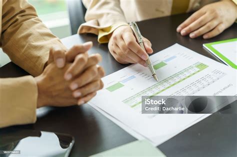 태양 전지판 녹색 에너지 녹색 환경 친화적인 사무실 비즈니스 회의에서 일하는 사업가 친환경 전문 교육 기업 사람들에게 지속 가능한 전기 프로젝트 사업을 위한 창의적인