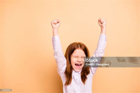 초상화 의 좋은 매력적인 사랑 스러운 미친 쾌활한 쾌활한 기뻐 황홀 한 사전 대 소녀 큰 멋진 성취 기뻐 하는 손을 올리는 베이지 색 파스텔 배경 위에 고립 된 고등학교