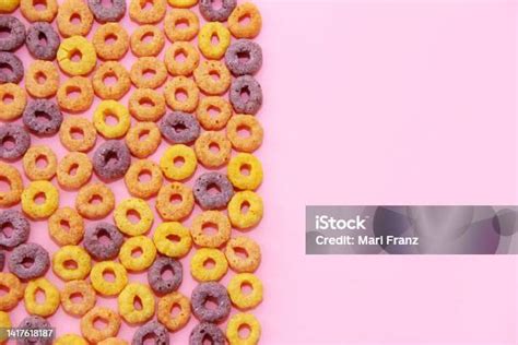 분홍색 배경에 아이들의 아침 식사를위한 여러 가지 색의 옥수수 반지 텍스트를위한 장소 건강한 생활방식에 대한 스톡 사진 및 기타 이미지 건강한 생활방식 건강한 식생활