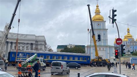 На Михайлівській площі зʼявився обстріляний в Ірпені вагон ФОТО і ВІДЕО Вечірній Київ