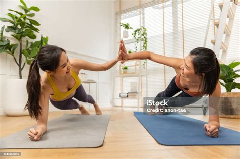 커플 다양성 스포티 한 사람들이 연습 집에서 함께 요가 필라테스 운동을하는 아시아 활동적인 여성 친구 20 24세에 대한 스톡 사진 및 기타 이미지 Istock
