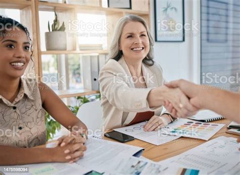 거래 또는 합의를 위해 사무실에서 비즈니스 여성과의 회의 악수 및 협업 팀워크 협업 및 동료와 악수하는 고위 여성 직원과의 감사 18 19세에 대한 스톡 사진 및 기타