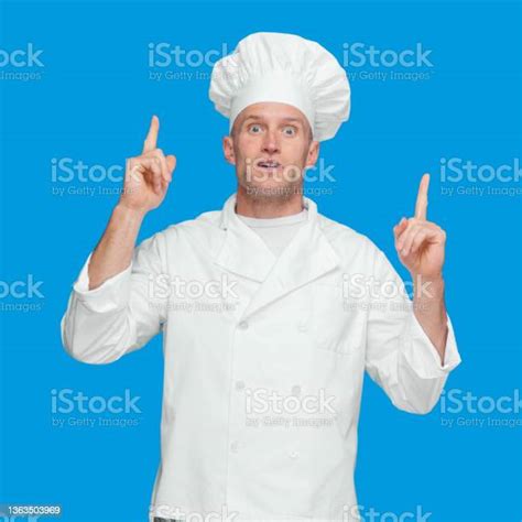 백인 젊은 남성 요리사 가 앞에 서 있는 파란색 배경 착용 바지 몽상에 대한 스톡 사진 및 기타 이미지 몽상 요리사 35 39세 Istock