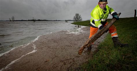 Barry Haalt Van Alles Uit Het Water Om Dijk Langs De Ijssel Te Redden