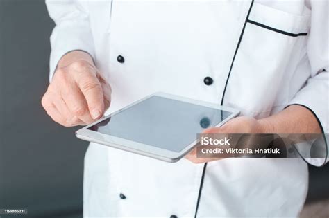 디지털 태블릿 클로즈업에서 회색 토커링 스크린에 고립 된 수석 요리사 스튜디오 남성에 대한 스톡 사진 및 기타 이미지 남성 남자 남자들만 Istock