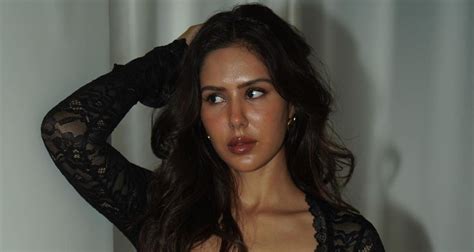 How To Apply Highlighter For A High Shine Makeup Look Like Sonam Bajwa