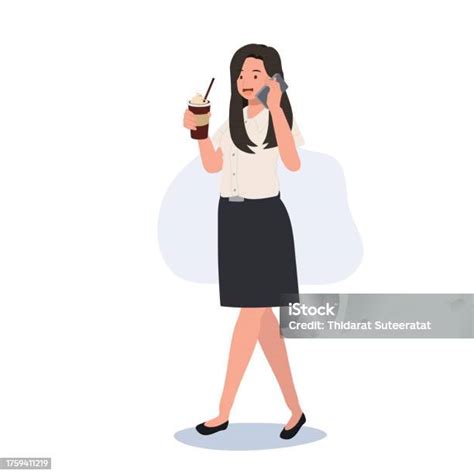 캠퍼스에서 아이스 커피와 스마트폰으로 멀티태스킹을 하는 태국 대학생 걷기 Brand Name Smart Phone에 대한 스톡 벡터 아트 및 기타 이미지 Brand
