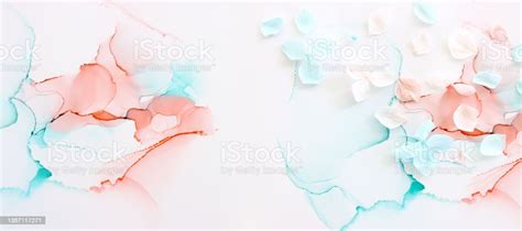 예술 잉크 배경에 파스텔 블루와 핑크 하이드랑가 꽃의 창조적 인 이미지 복사 공간이 있는 상단 보기 개념에 대한 스톡 사진 및 기타 이미지 Istock